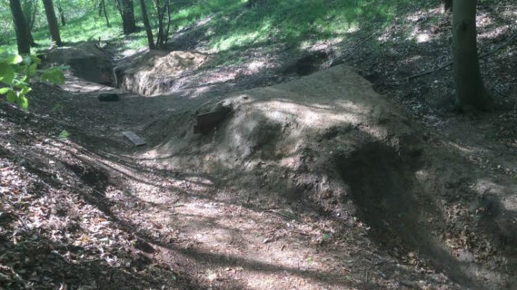 Unbekannte bauten Cross-Parcours in den Wald