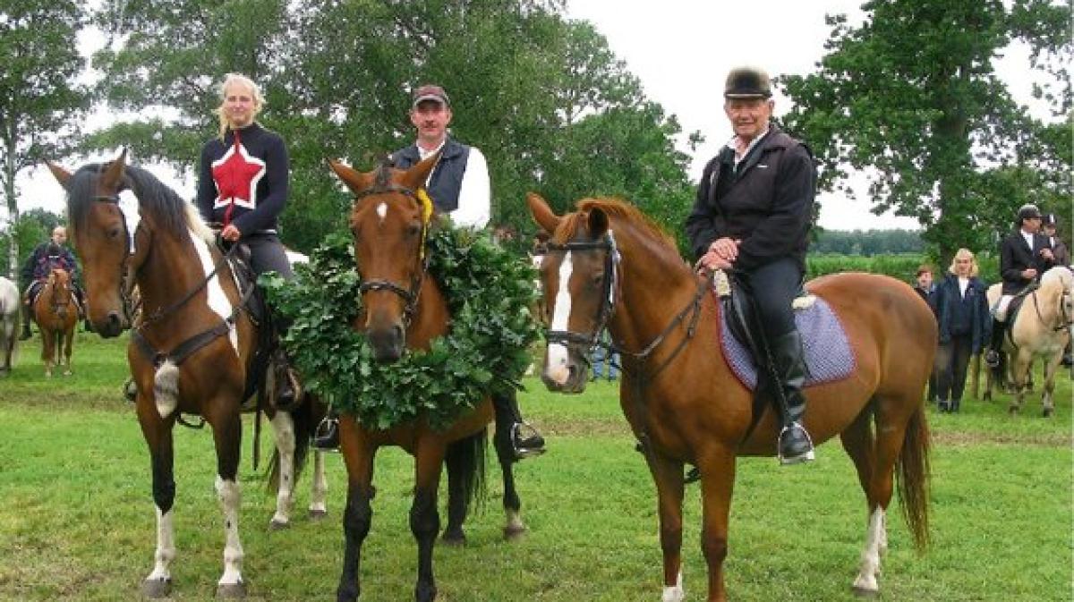 Ringreiterturnier: Jens Matthießen holt sich den Siegerpokal