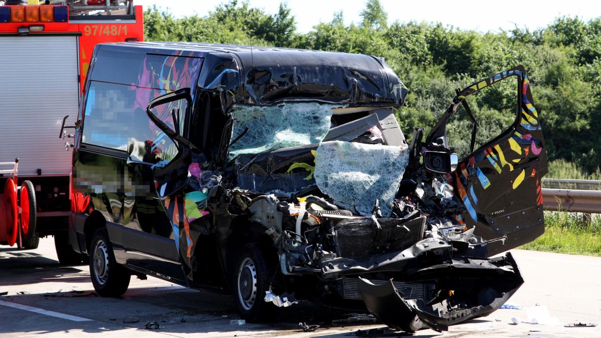 Transporter kracht auf A1 in Stauende: Fahrer wird schwer verletz