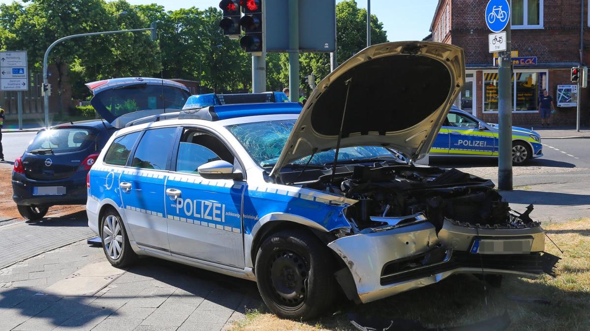 Blaulichtfahrt endet mit Crash – drei Verletzte
