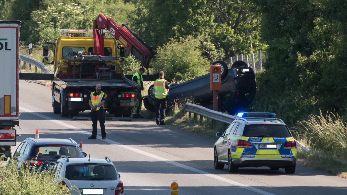 Auto überschlägt sich: Drei Verletzte nach Unfall auf der A7