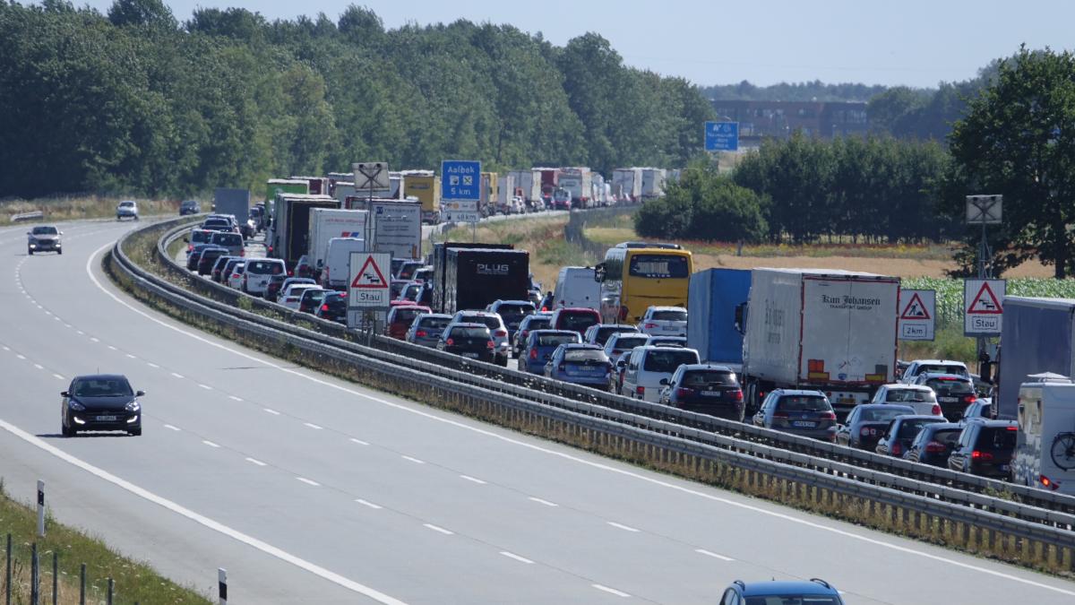 Auffahrunfall verursacht lange Staus | SHZ Auffahrunfall verursacht lange Staus | SHZ