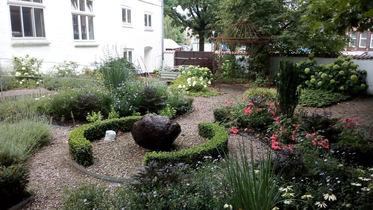 Es blüht hinter Klostermauern