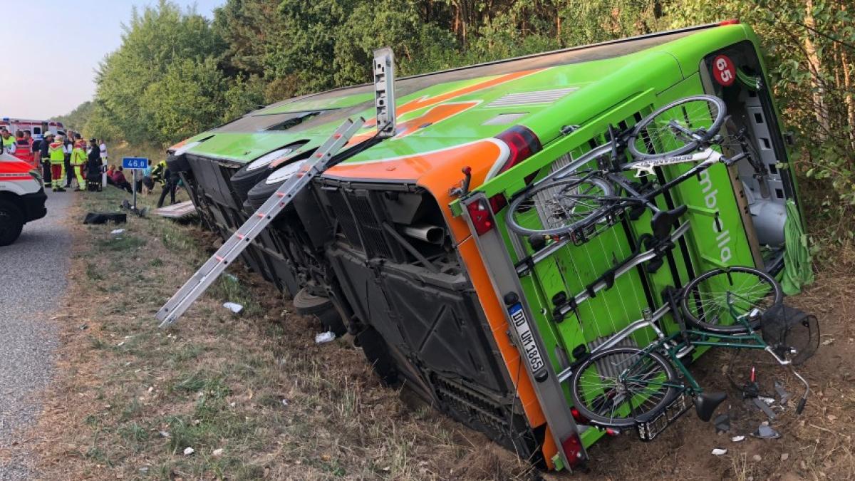 Mindestens 16 Schwer- und Leichtverletzte bei Flixbus-Unfall