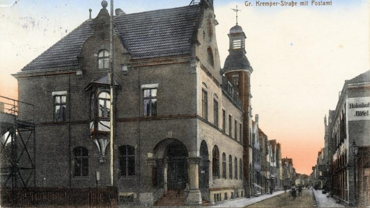 Postamt mit Turm und kaiserlichen Beamten