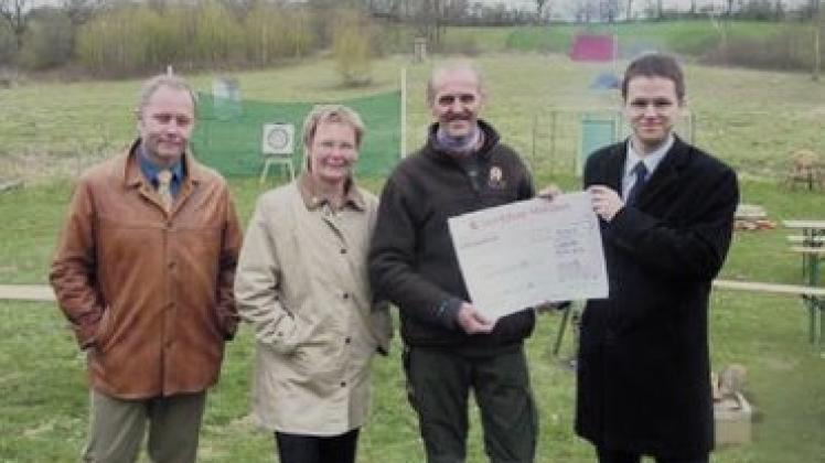 1000-Euro-Spende für "Jugend auf der grünen Walz" | SHZ