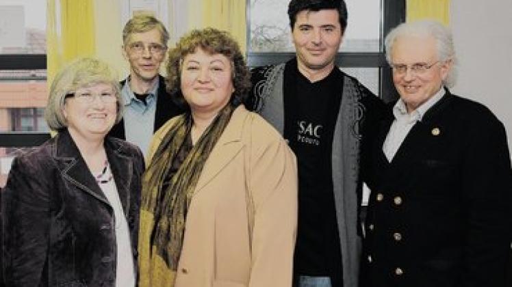 Neuer Vorstand der Friedensinitiative freut sich auf Weltlachtag | SHZ