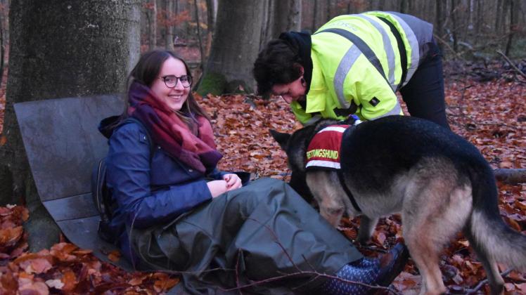 Reporterin Lisa Strobel lässt sich von Rettungshunden suchen