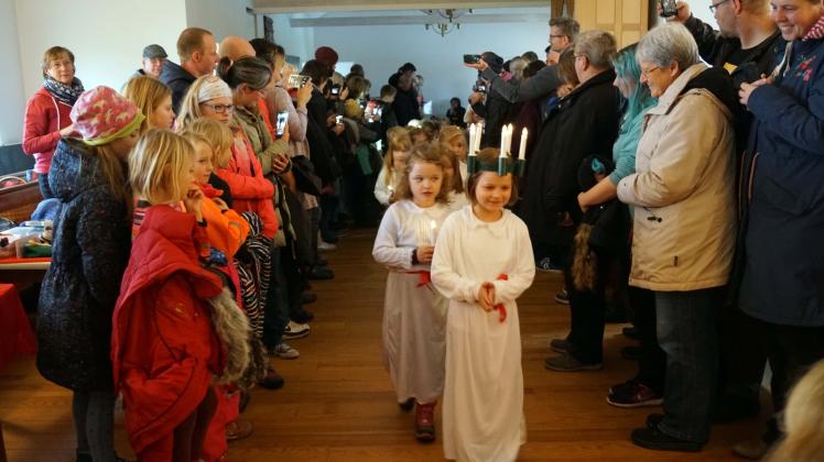 Lucia-Mädchen begeistern die Besucher