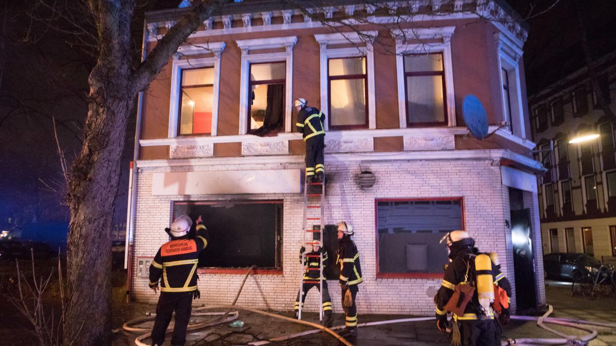 Hamburg: Feuerwehr rettet 22 Menschen aus brennendem Haus