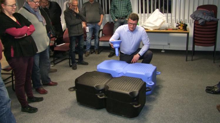 Ein Badesteg aus Pontons