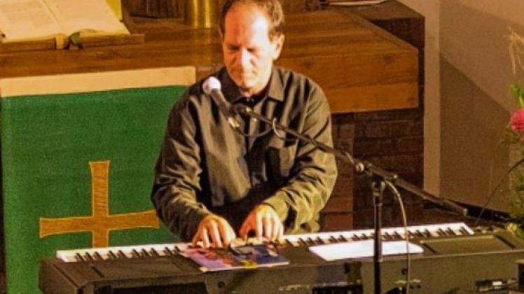 Schweizer Pianist kam mit Geschichten und lebensfroher Musik