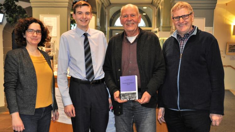 Jahrbuch mit neuem Team