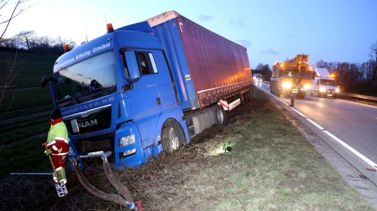 Nach Lkw-Unfall auf A21: Autobahn einspurig gesperrt