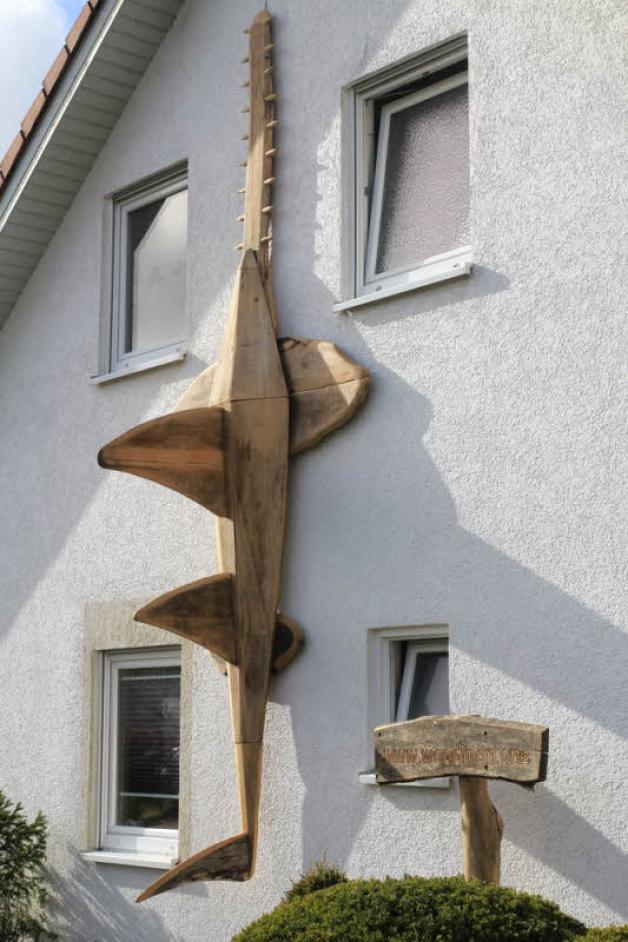 Flensburger Künstler verziert Hauswand mit Sägerochen | SHZ