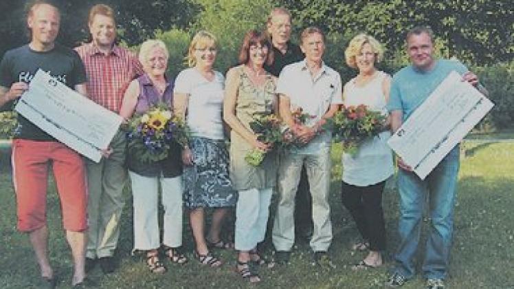 Flora Trend übergibt zwei Mal 1000 Euro für den guten Zweck
