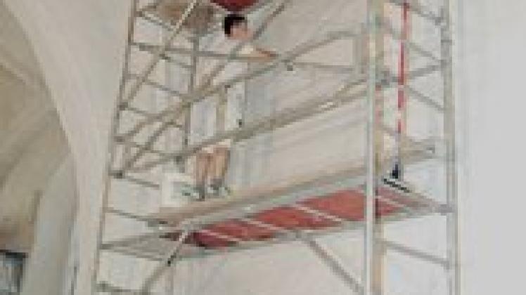 Mit Kalkfarbe Blitzspuren beseitigen