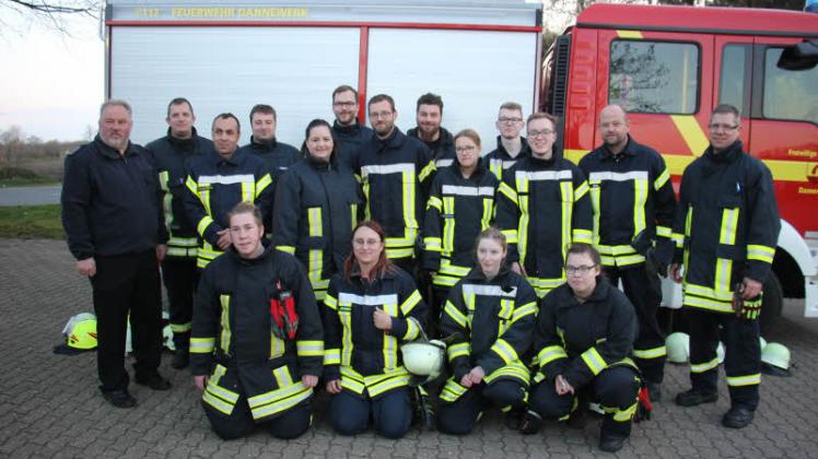 Neue Feuerwehrleute bestehen Prüfung