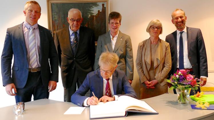 Eintrag ins Goldene Buch der Stadt Husum: Ehrung für ehemalige Bü