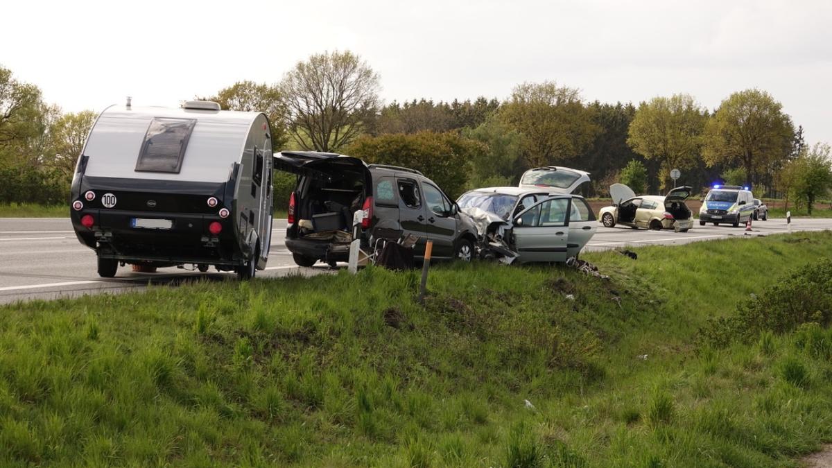 Schwerer Unfall bei Rickling: Ein Toter, sieben Verletzte