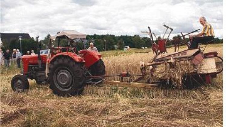 Oldtimerfreunde hauchen uraltem Selbstbinder Leben ein