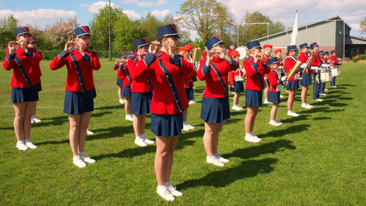 Hattstedt: Spielmannszug und Watten-Pipe-Band locken zahlreiche B