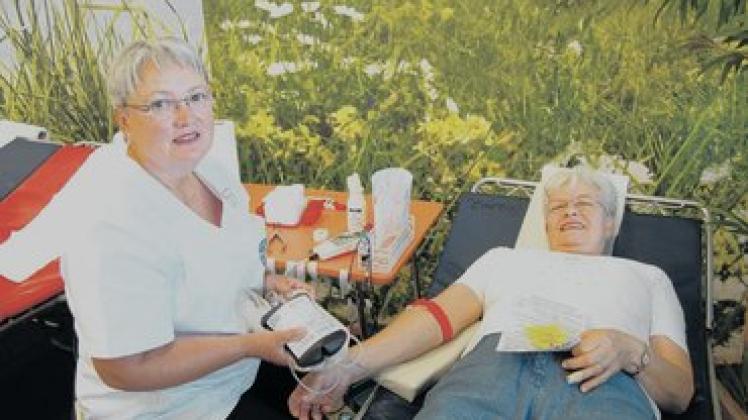 DRK-Aktion bei Karstadt rief 16 Erstspender auf den Plan