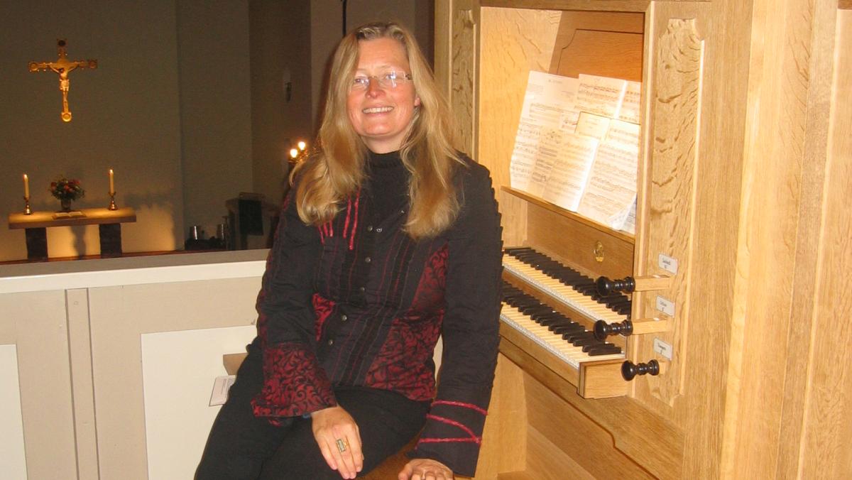 Birgit Wildemann spielt an der Lister Bensmann-Orgel | SHZ