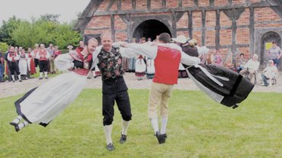 Trachtentänzer wirbelten durch Unewatt | SHZ