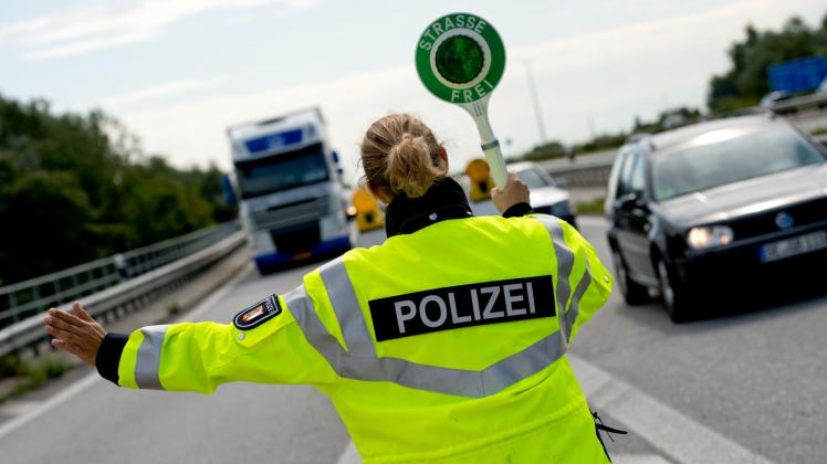 Polizei und Zoll kontrollieren rund 200 Fahrzeuge