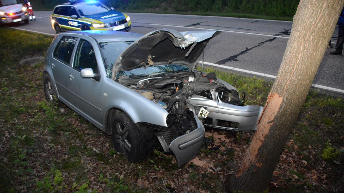 Unfall auf B404: Golf prallt frontal gegen Baum