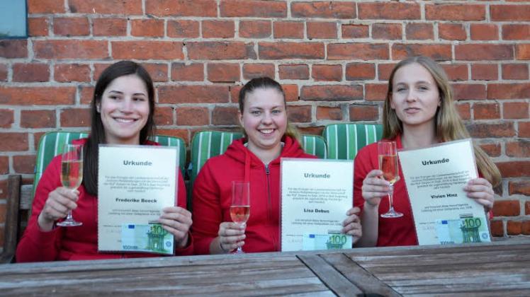 Jugendstiftung ehrt junge Reiterinnen | SHZ