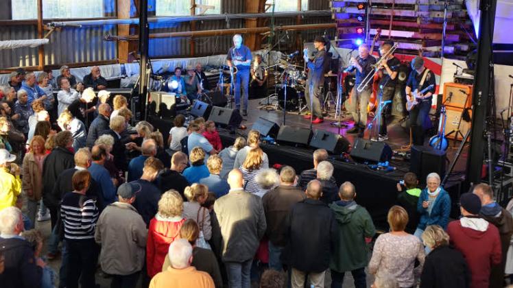 Elf Bands in der Arnisser Werfthalle