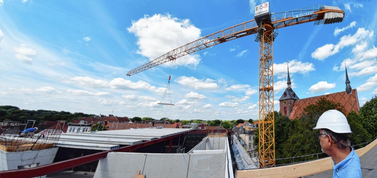 Kran hebt 22 Tonnen Beton auf das Dach eines neuen Geschosses auf