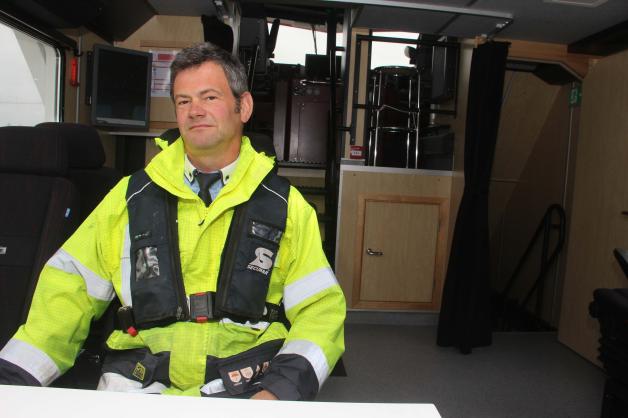 Elblotse Rainer Petrick: Millimeterarbeit mit großen Schiffen