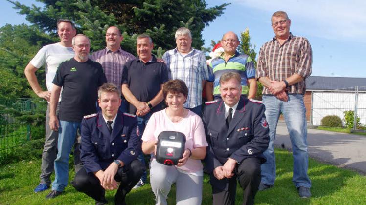Vorweihnachtliche Bescherung: Tannenbaumclub spendet für den Notf