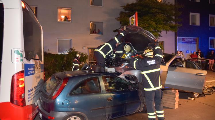 Zwei Autos Schlittern Gegen Linienbus Drei Verletzte Shz