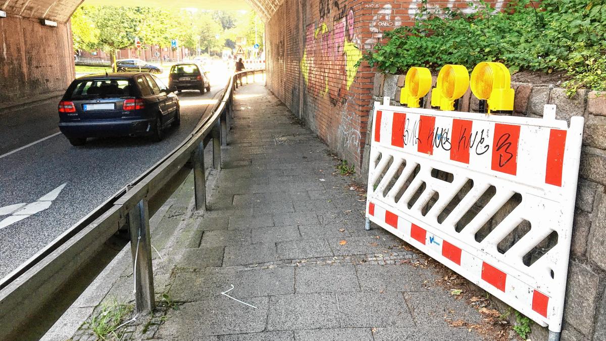 Bürger schieben Absperrung an Kieler Straße einfach weg