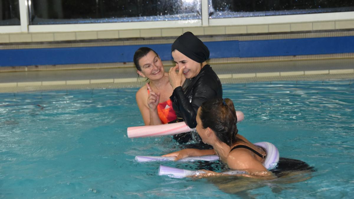 Sandra Weiland bringt Erwachsenen das Schwimmen bei – 71-Jährige