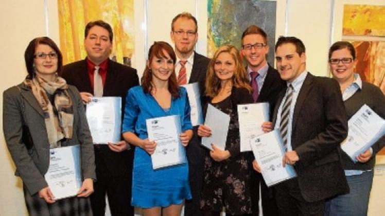 Zeugnis-Übergabe an Versicherungs-Fachwirte