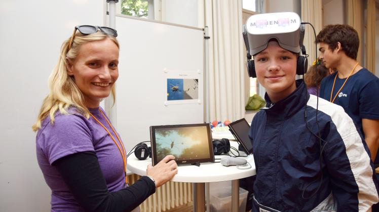 Schüler Leon Behrmann studierte mit VR-Brille das Leben von Wasse