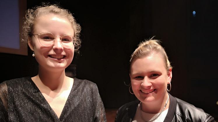 Uni-Absolventinnen Katja Claussen und Anna Vormann mahnen Engagem
