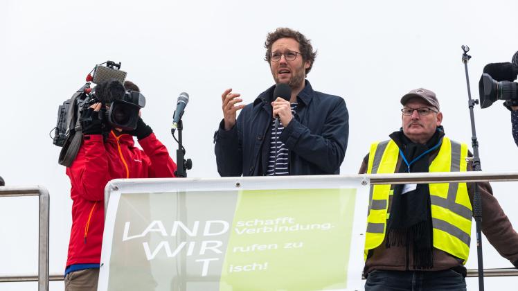 Landwirtschaftsminister Jan Philipp Albrecht stellt sich auf die