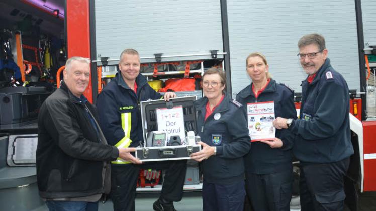 Mathias Schröder spendet eine Telefonanlage