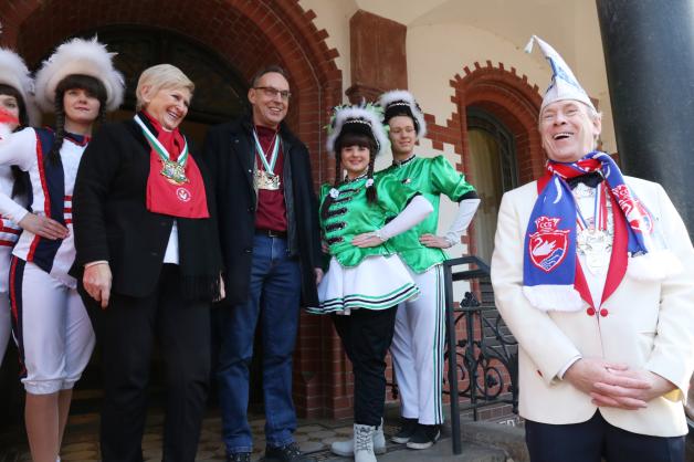 Drei Karnevalsvereine stürmen das Rathaus
