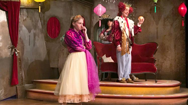 So war die Premiere von „Der Froschkönig“ in der Niederdeutschen | SHZ