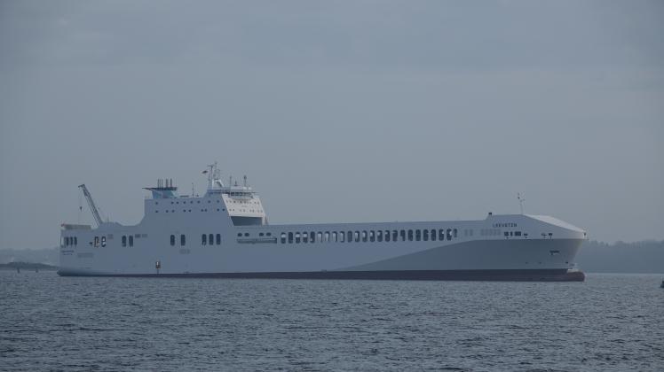„Leevsten“: Flensburger Ro-Ro-Fähre vor Anker in Kiel