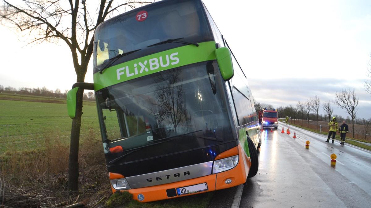 Flixbus-Unfall: Reisebus rutscht auf B5 in den Graben