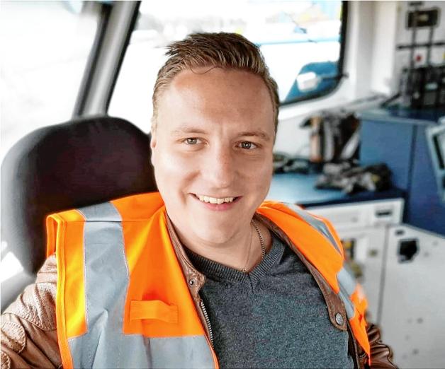 Lokführer greift auf der Eisenbahnhochbrücke zur Kamera