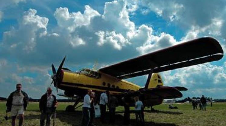 Linienflüge mit dem Doppeldecker von Insel zu Insel